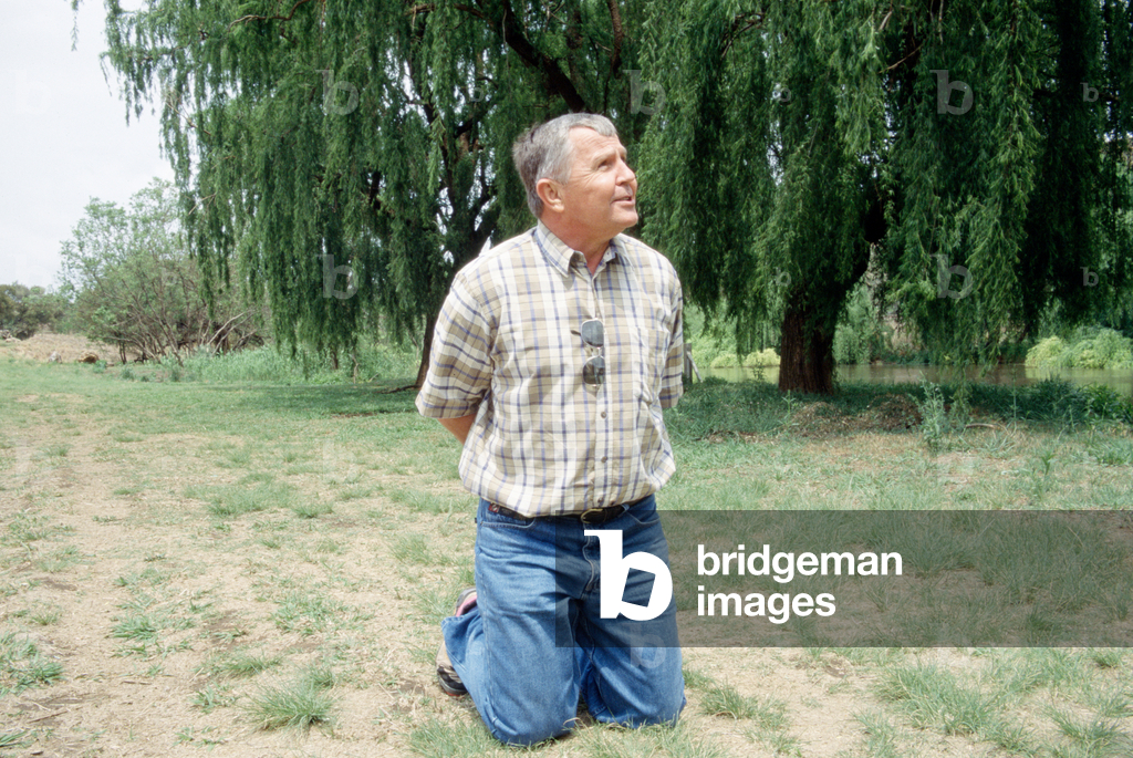 Image of Dirk Coetzee demonstrates how Joe Mamasela, one of his askaris,