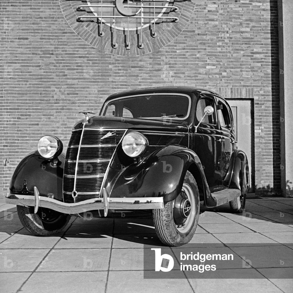 Image of A Ford V8 in front of the German Ford headquarters