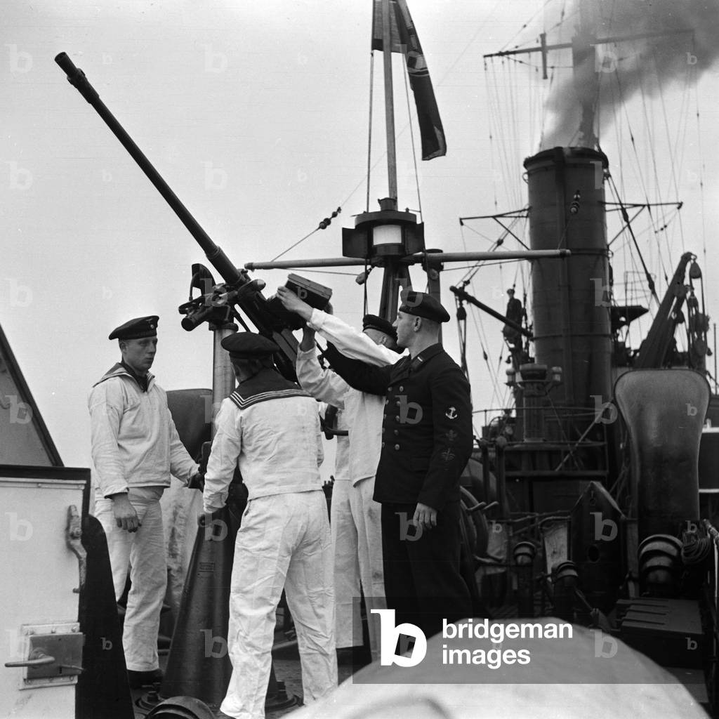 Image of Navy recruits of the 2nd minesweeper flotilla aiming with a