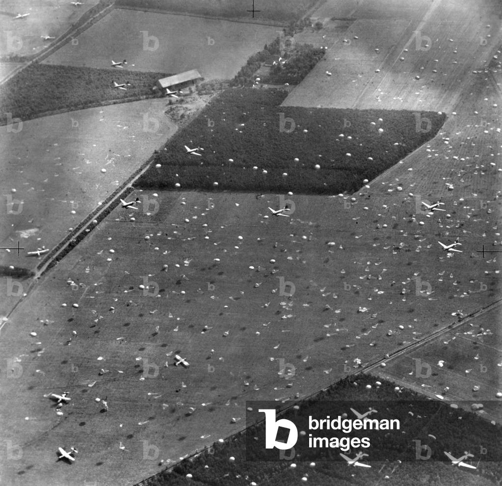Image of Allied planes drop paratroopers onto Holland's fields already ...