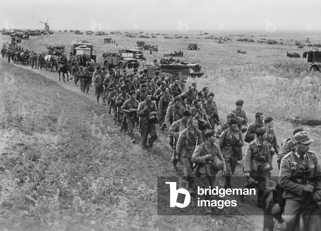 Image of Croatian infantry marching towards Stalingrad, 1942 (b/w photo)