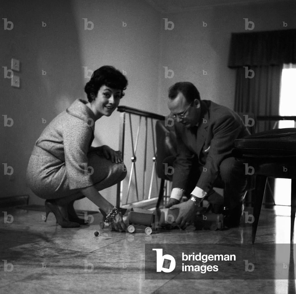 Image of Caterina Valente and Eric Van Aro playing with a miniature