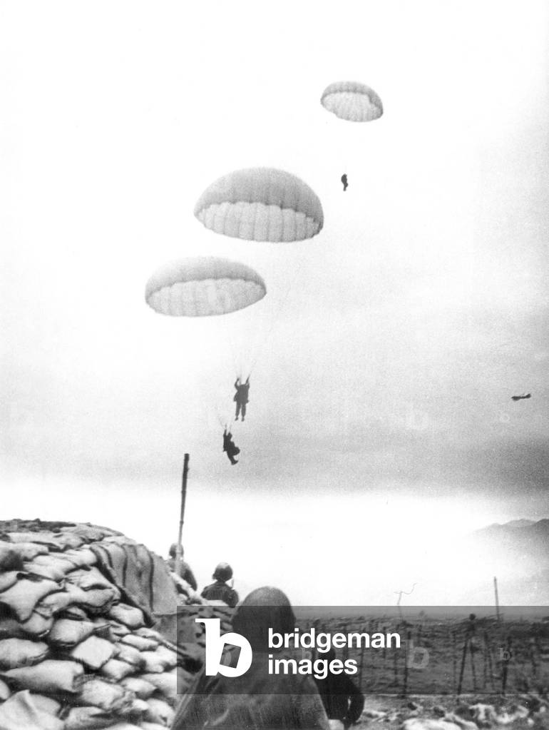 Image of Dien Bien Phu battle: french paratroopers, 1954 (b/w photo)
