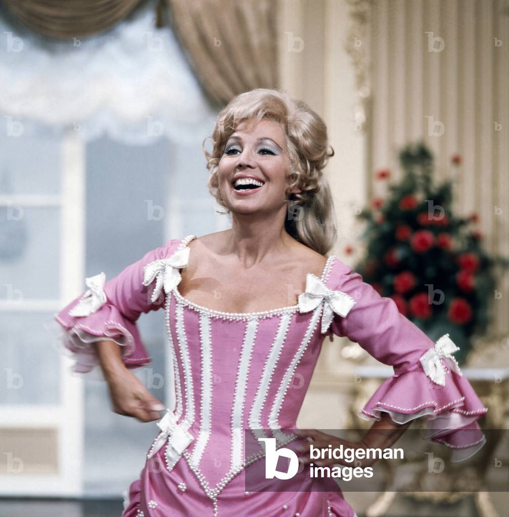 Image of Anneliese Rothenberger gives herself the honor (gibt sich die ...