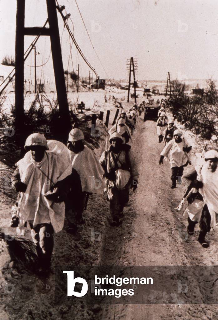 Image of WW2 infantry of US 1st Division wearing white bed sheets by ...