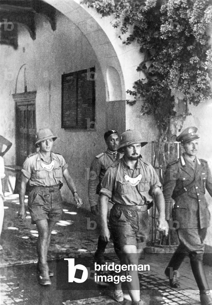 Image of German field police officers with Italian police on patrol (b/w