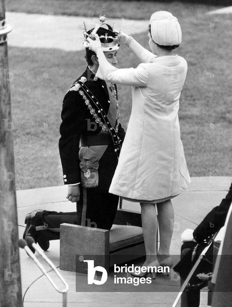 Image of Queen Elizabeth II crowning Prince Charles as Prince of Wales ...