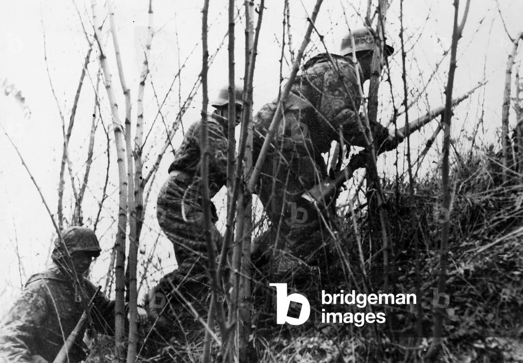 Image of Waffen-SS soldiers during fighting in Budapest, 1944 (b/w photo)