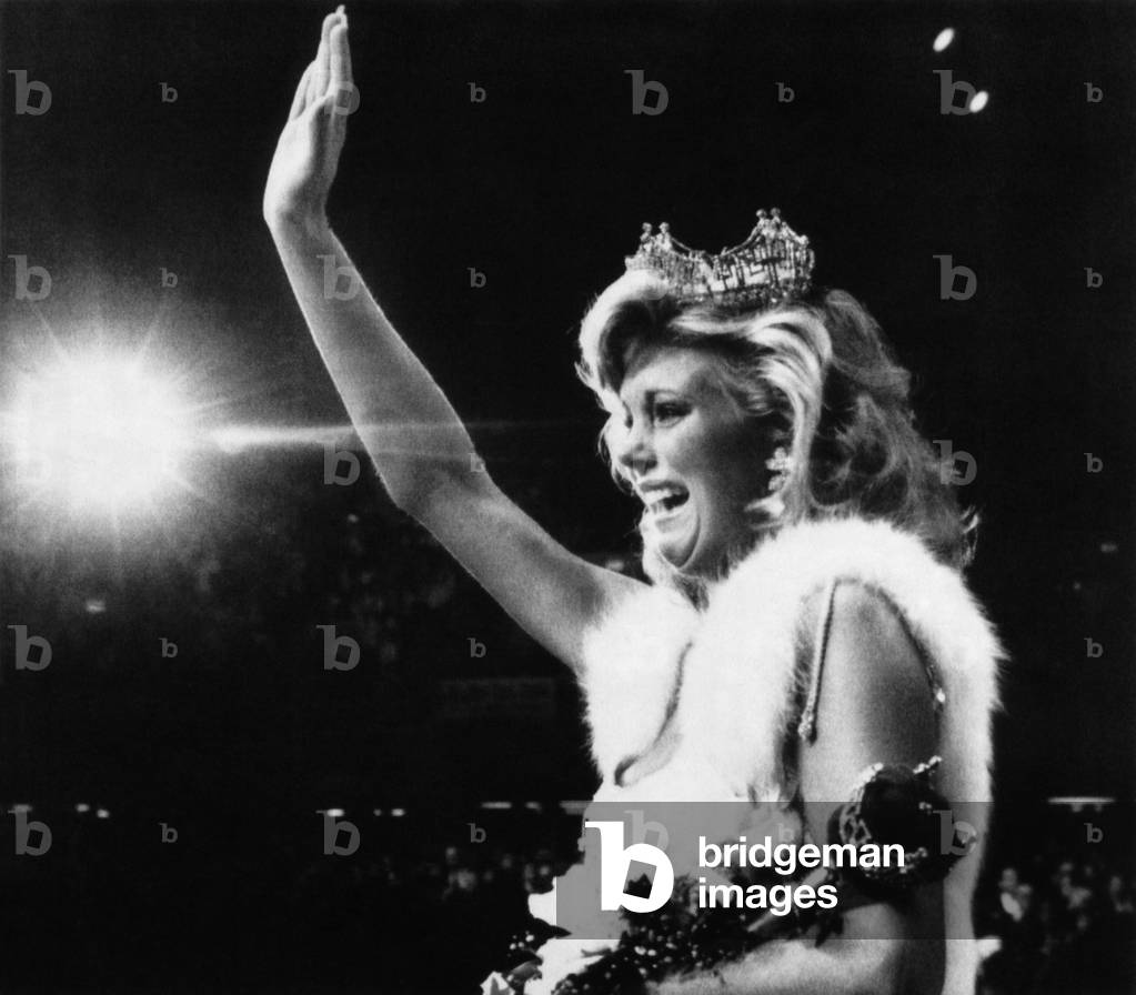 Image of Miss Americ. Miss America 1986 Susan Akin, immediately after being