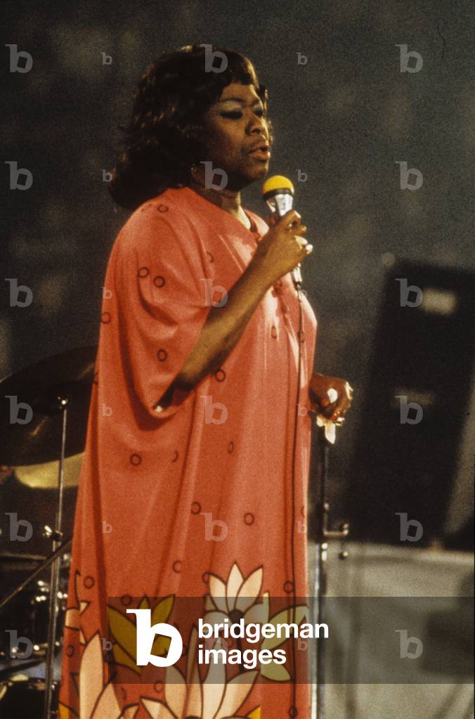 Image of American jazz singer Sarah Vaughan performing (about 1985) (photo)