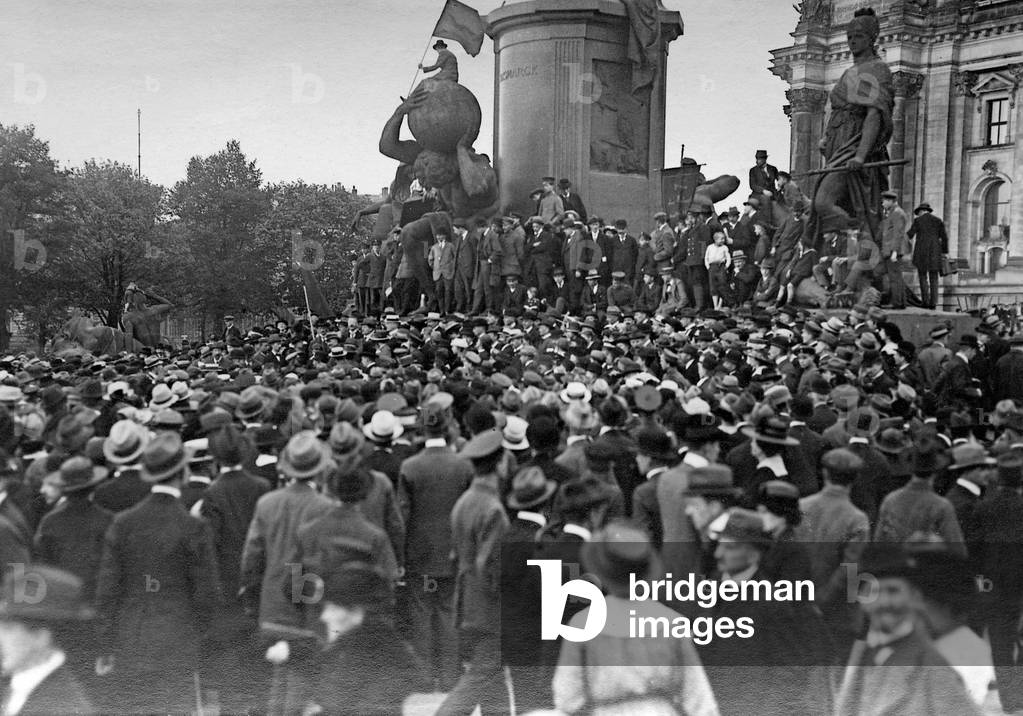 Image of Protest against the Versailles Treaty before the Reichstag in ...