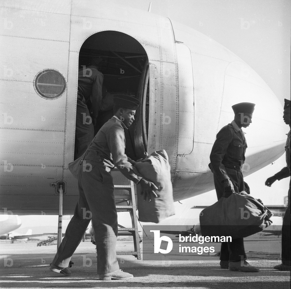 Image of Colonial troops reinforcements, Senegalese soldiers disembark ...