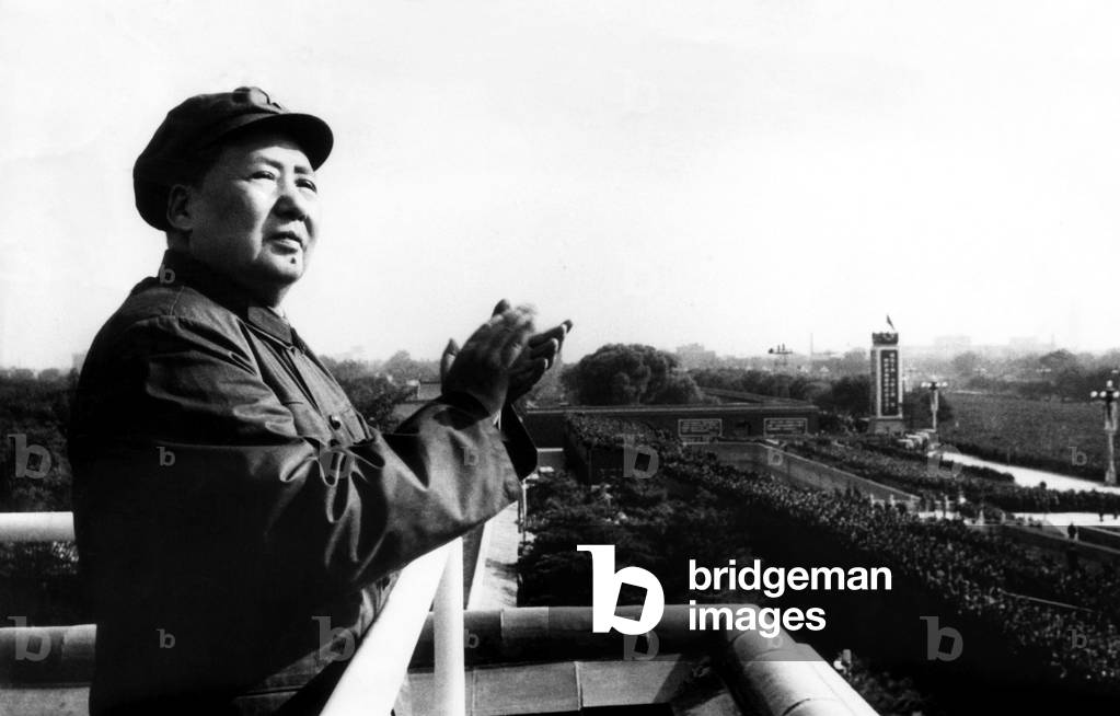 Image of Mao Zedong applauding Red Guards and students in Peking, 1966