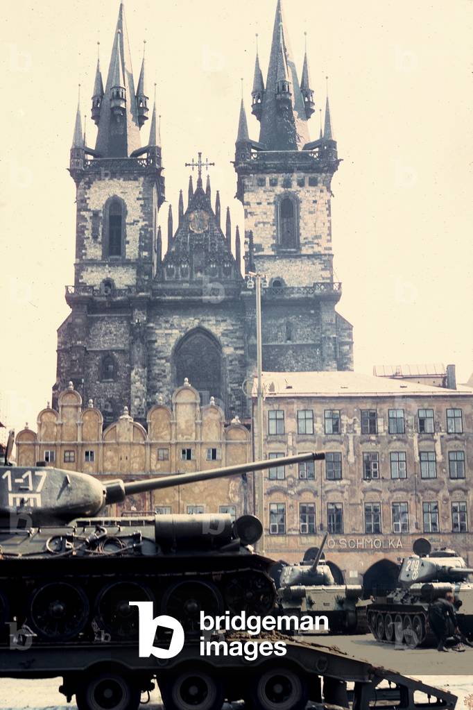 Soviet tanks in Tyn Square, Prague, 1968 (photo)