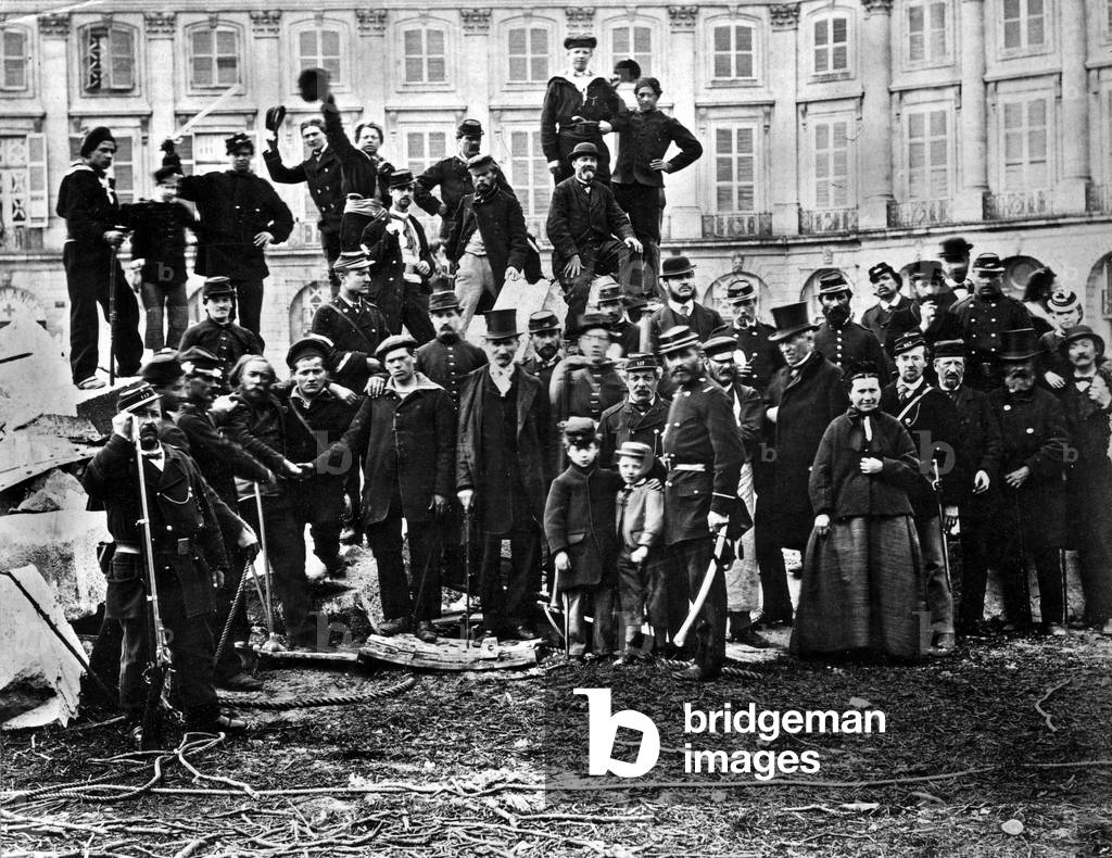 Image of The communards are posing in front of the ruin of