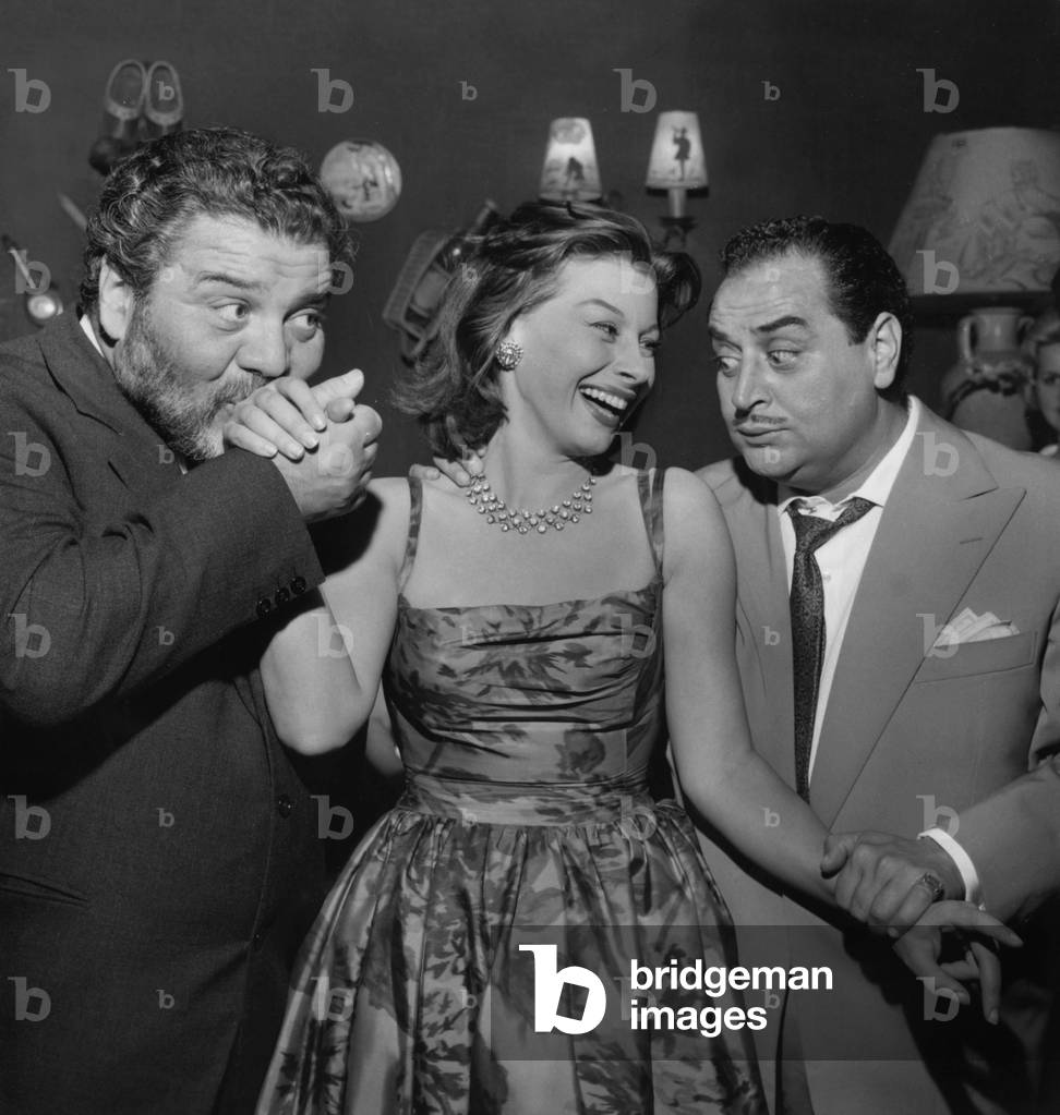 Image of Folco Lulli (L) and Dario Moreno With Magali Noel For