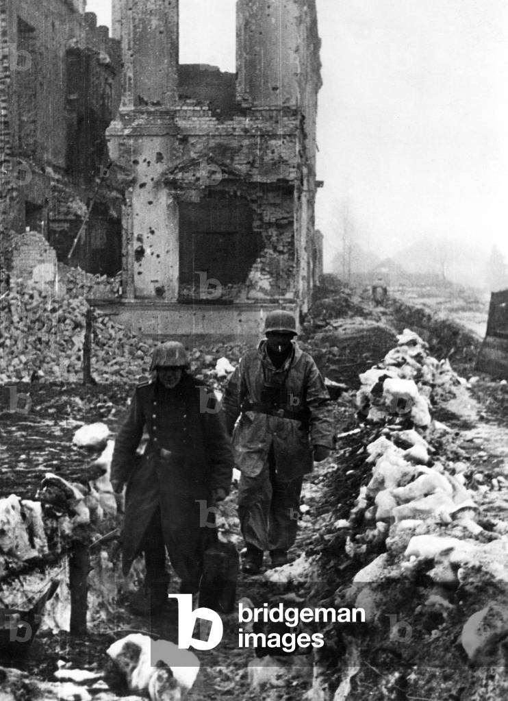 Image of German soldiers in the destroyed Kholm, 1942 (b/w photo)