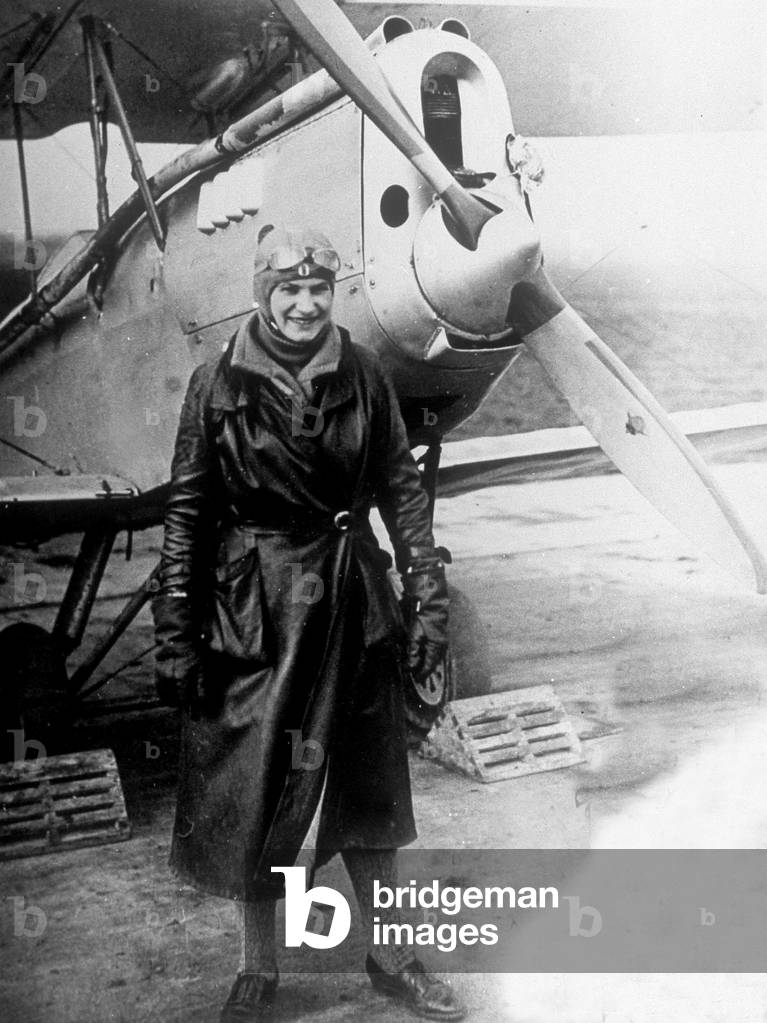 Image of the woman pilot Helene Boucher with her plane during her