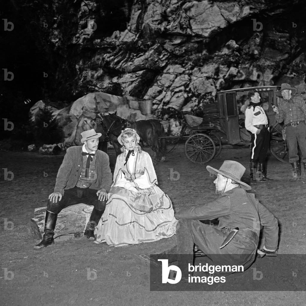 Image of Gisela Keiner, Kurt Mueller-Wendolin in the play "Der Schatz im