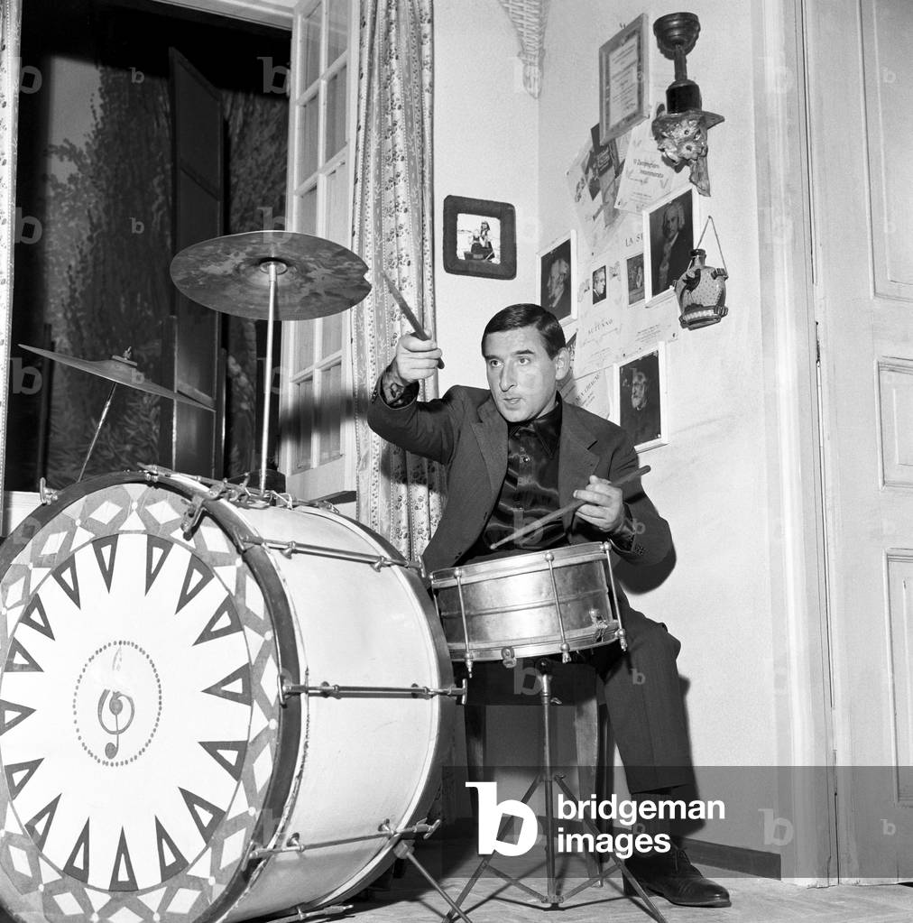Image of Renato Rascel on the film set of Il corazziere, Italy,