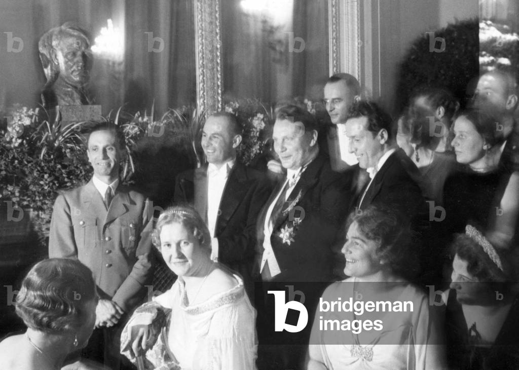 Image of Joseph Goebbels and Hermann Goering with artists in Berlin (b/w