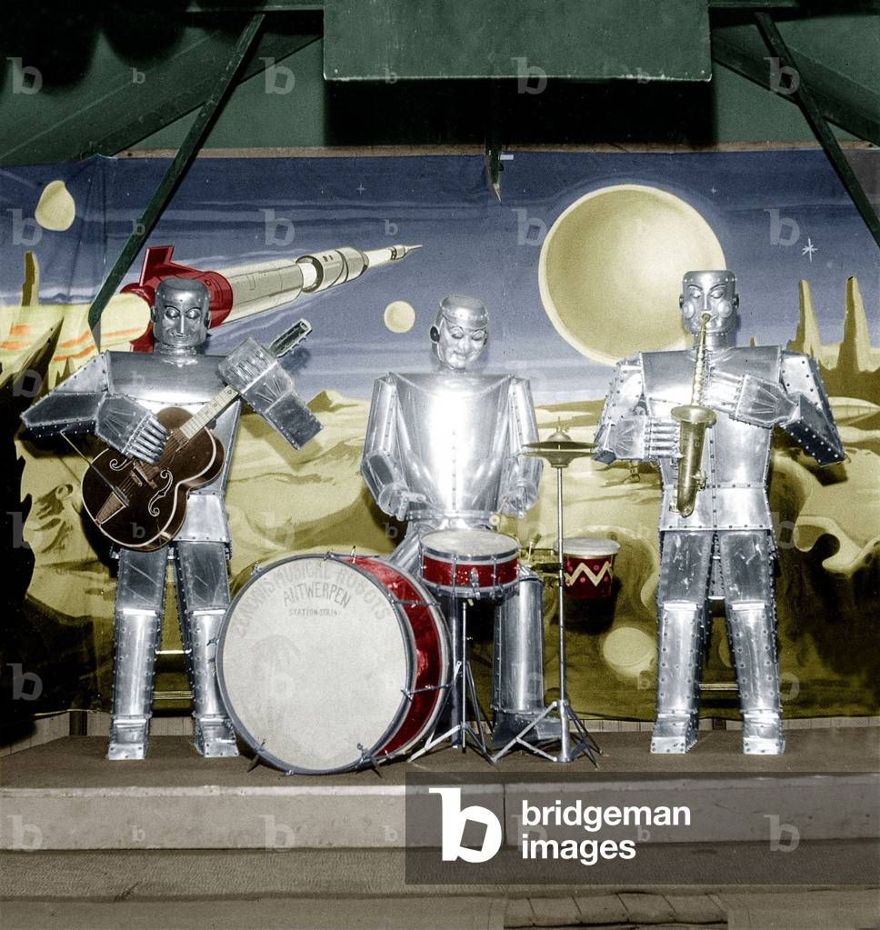 Image of M. Zenon Specht'S Robots Presented at The Fair in Lens