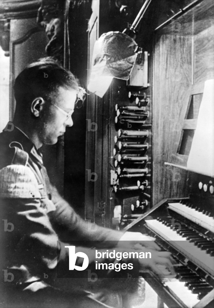 Image of II. WK - Western Front - German soldier playing organ,