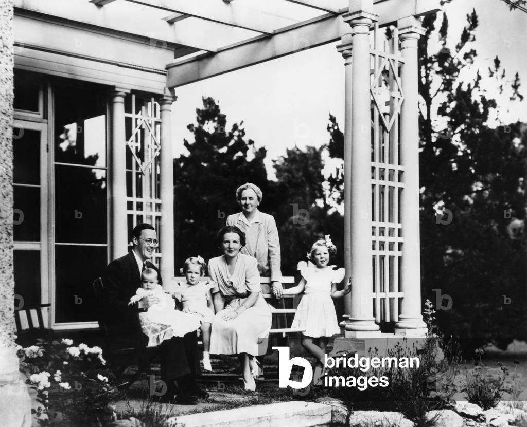 Image of The exiled Dutch Royal Family celebrate Queen Wilhelmina's ...