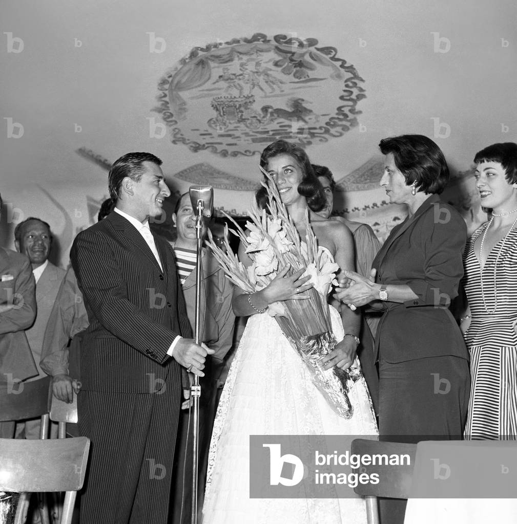 Image of Renato Rascel und Anna Magnani vergeben Elena Fancera, Italien ...