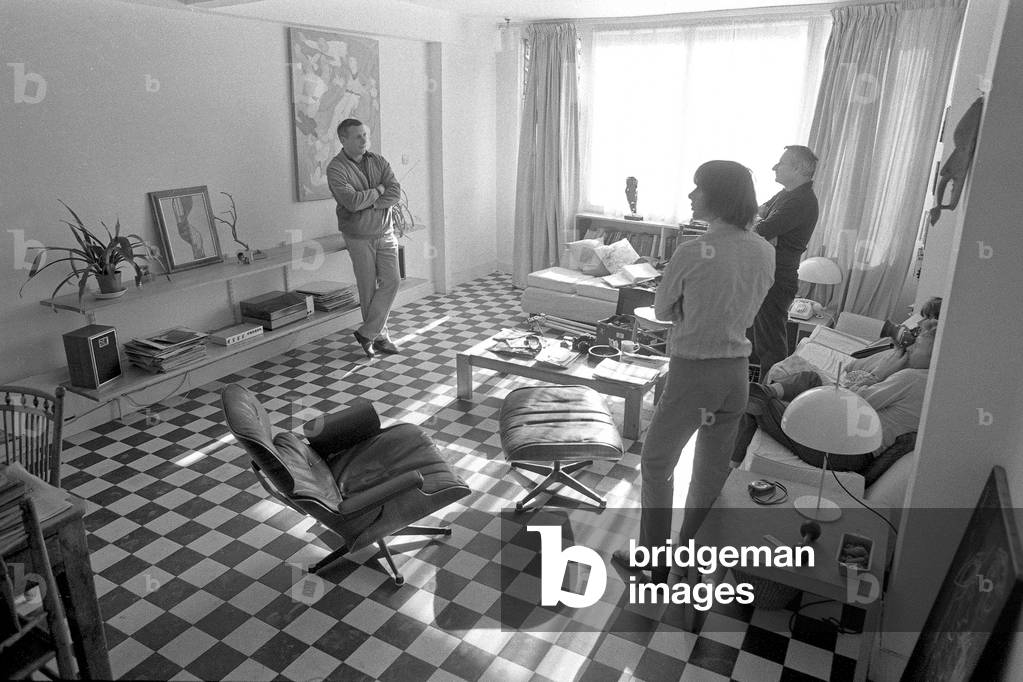 Image of DAVID STOREY being photographed by LORD SNOWDEN (extreme right ...