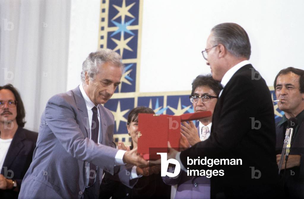 Image of Lelio Lagorio hands the Golden Lion award to Michelangelo ...