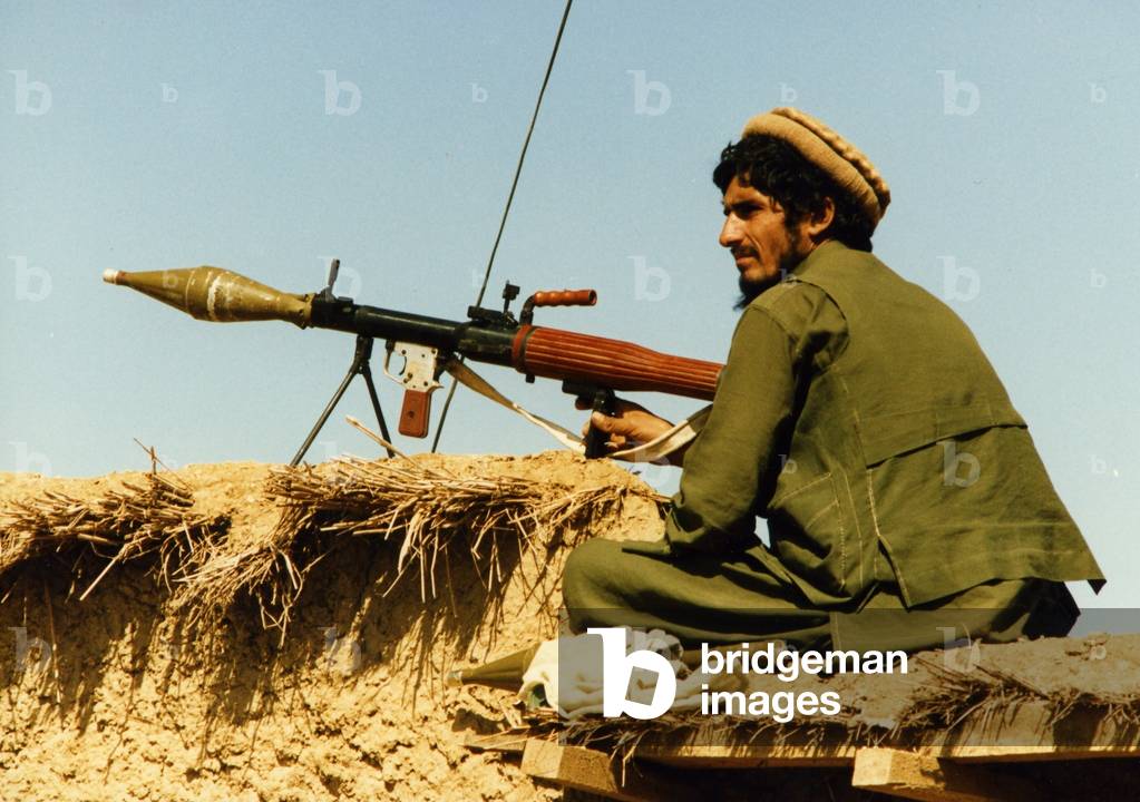 Image of Afghan fighters guard a bearing on Pakistani territory with a