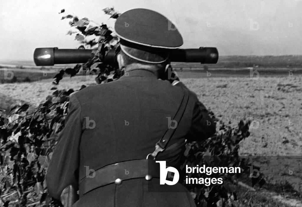 Image of Adolf Hitler visits the troops on the Eastern Front, 1939