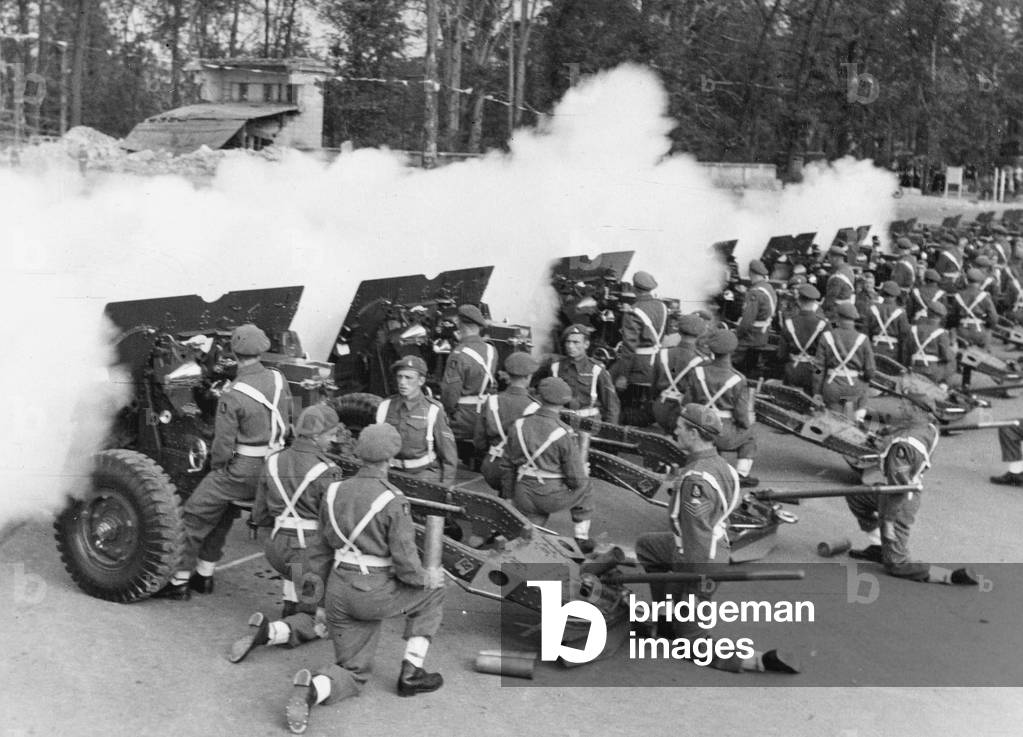 Image of A salute by 25-pounder guns on the arrival of Winston by ...