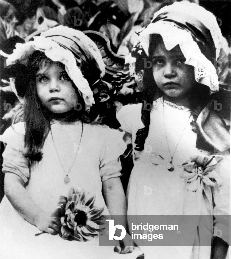 Image of Simone de Beauvoir (1908-1986) (r) and her sister Helene nicknamed