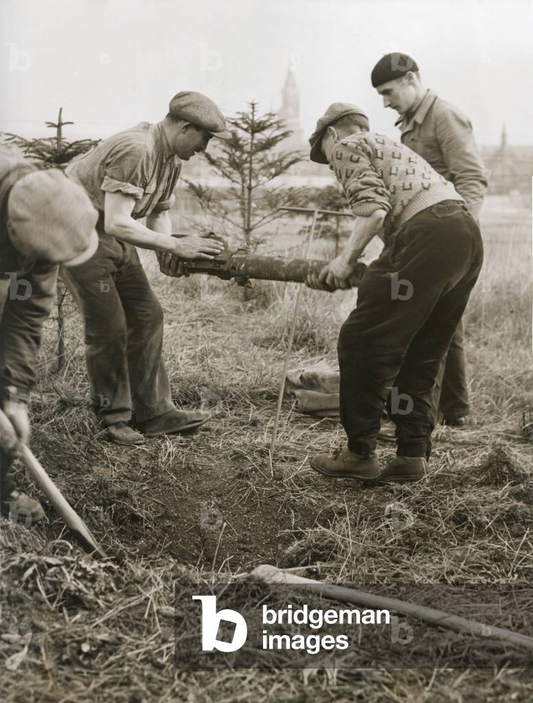 Image of French workers unearthing WWI explosives from the French ...