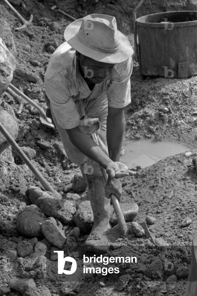 Image of A diamonds miner digging using a shovel, Republic of South
