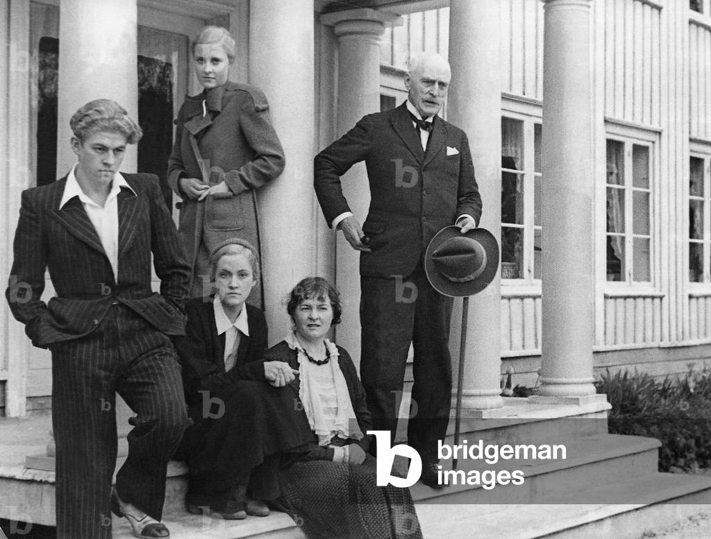 Image of Knut Hamsun with his wife Marie and their children, 1934