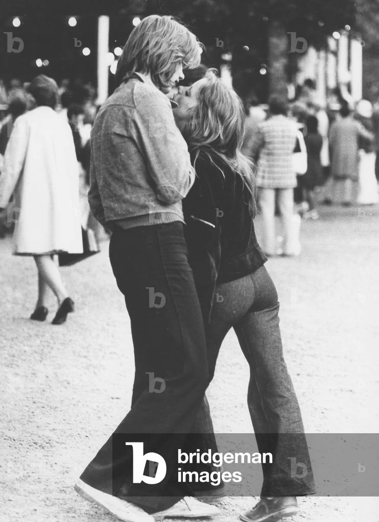 Image of Kissing in the 1970s (b/w photo)