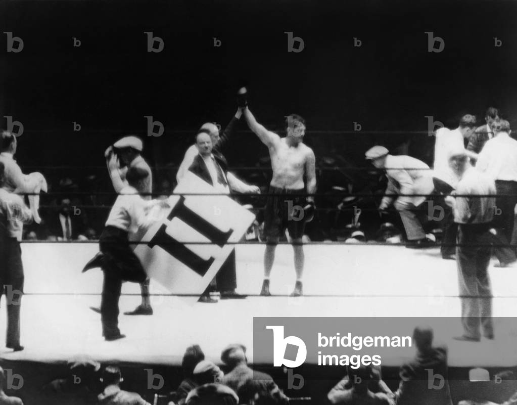 Image of Gene Tunney defeats Tom Heeney of New Zealand by a
