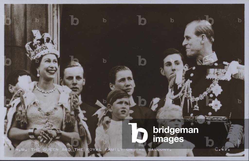 Image of Queen Elizabeth II and the royal family on the balcony, by ...
