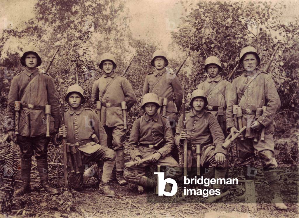 Group of German Assault Grenadiers, Handle Grenade Weapons