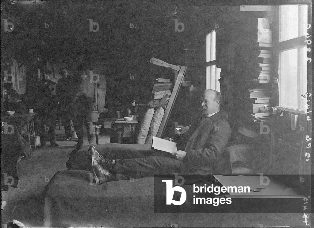 Image of First World War internees inside an internment hut, Knockaloe ...