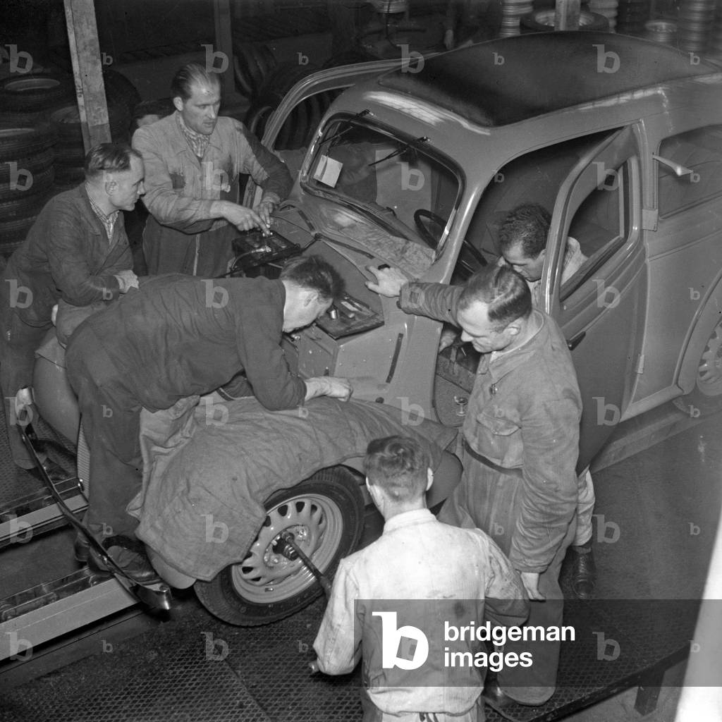 Image of Workers at the conveyor belt of the Ford factory at