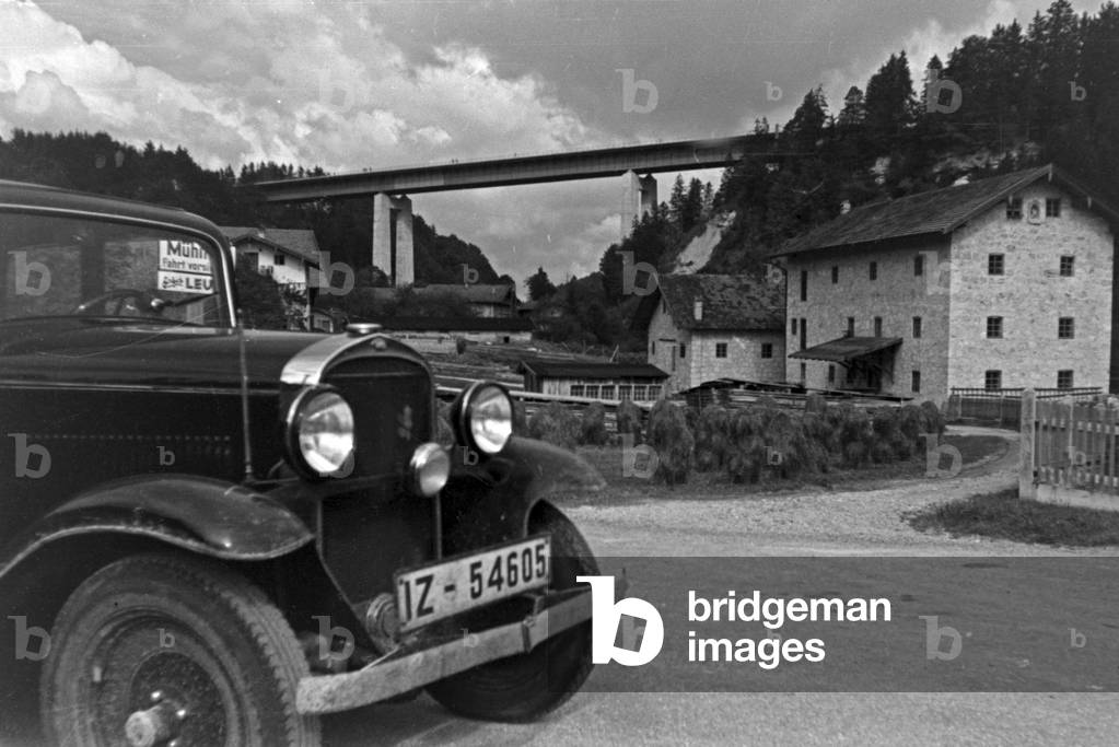 Image of Reichsautobahn highway bridge, Germany 1930s (b/w photo)