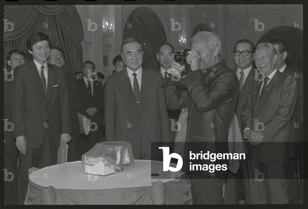 Image of Thai PM Prem Tinsulanonda tries a Japanese made camera ...