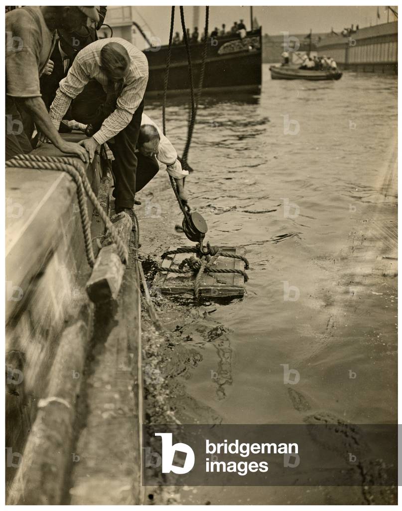 Image of Crate containing Harry Houdini lowered into New York Harbour, 1912