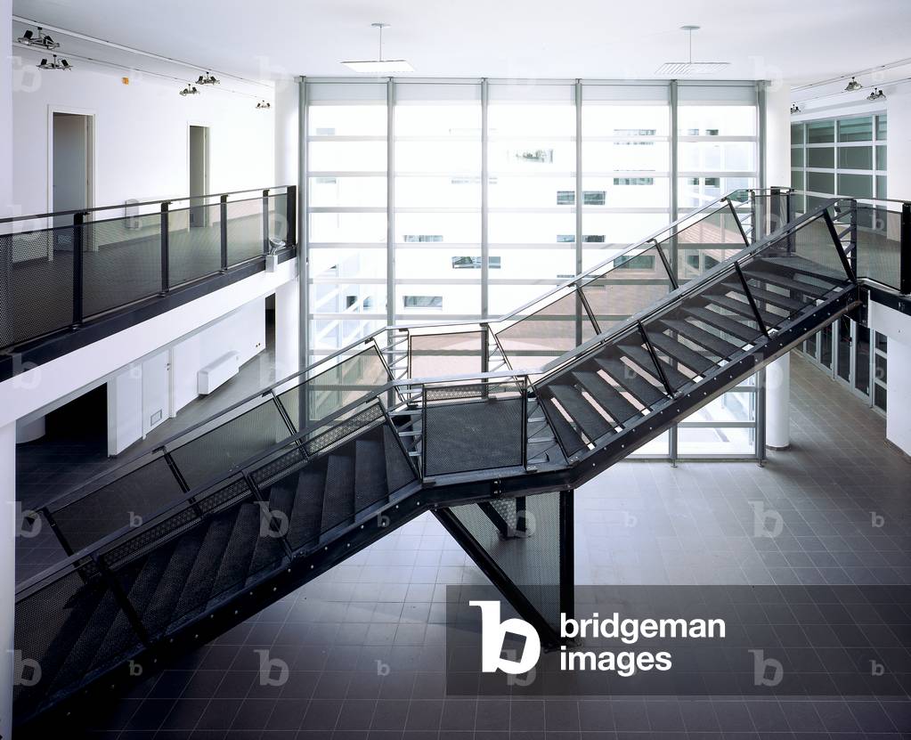Image of Architecture contemporaine : Escalier dans l'atrium de l ...