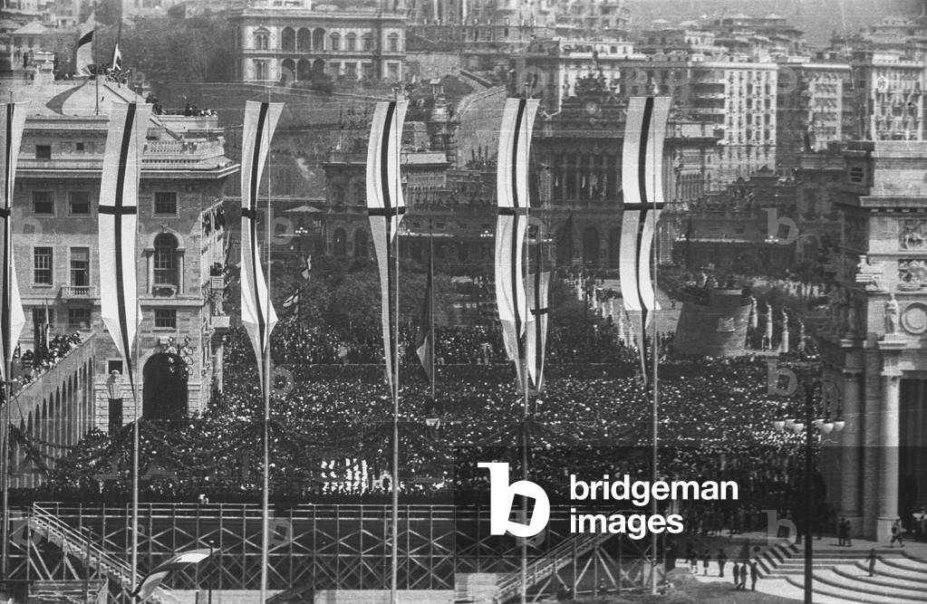 Image of Crowd welcoming Benito Mussolini in Piazza della Vittoria, May 14,