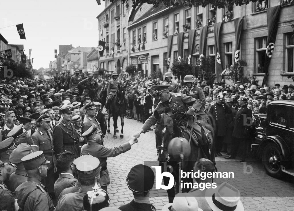 Image of A Gauleiter of NSDAP welcomes a german officer, 1935 (b/w